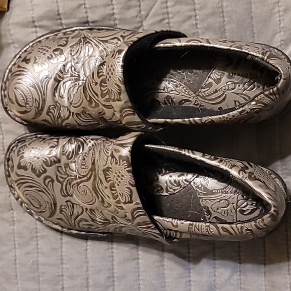 b.o.c. | Shoes | Women Boc Gray Tooled Clog Size 7 2 | Poshmark